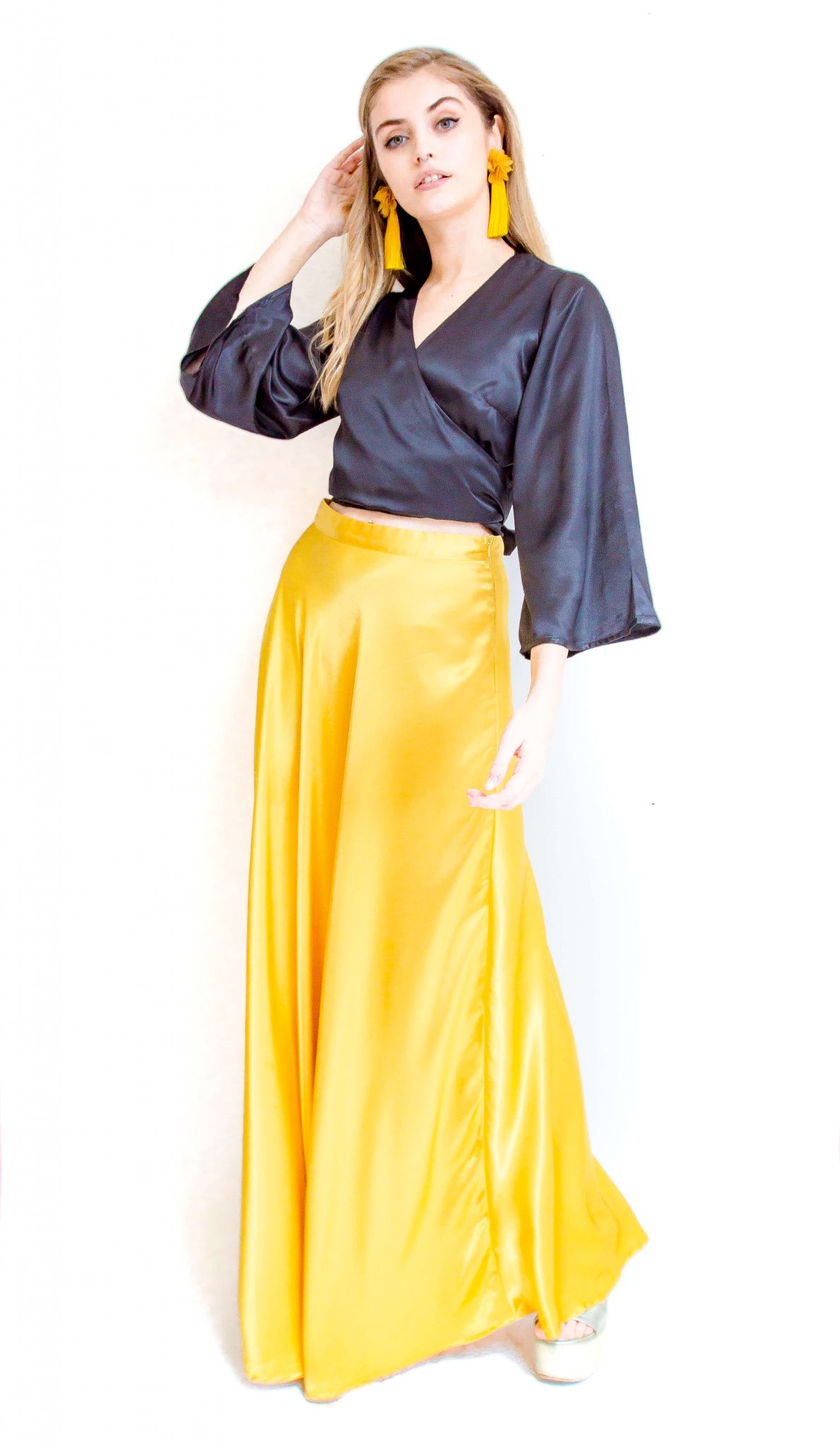 Conjunto crop top negro con mangas y pollera dorada de seda - Chic ...