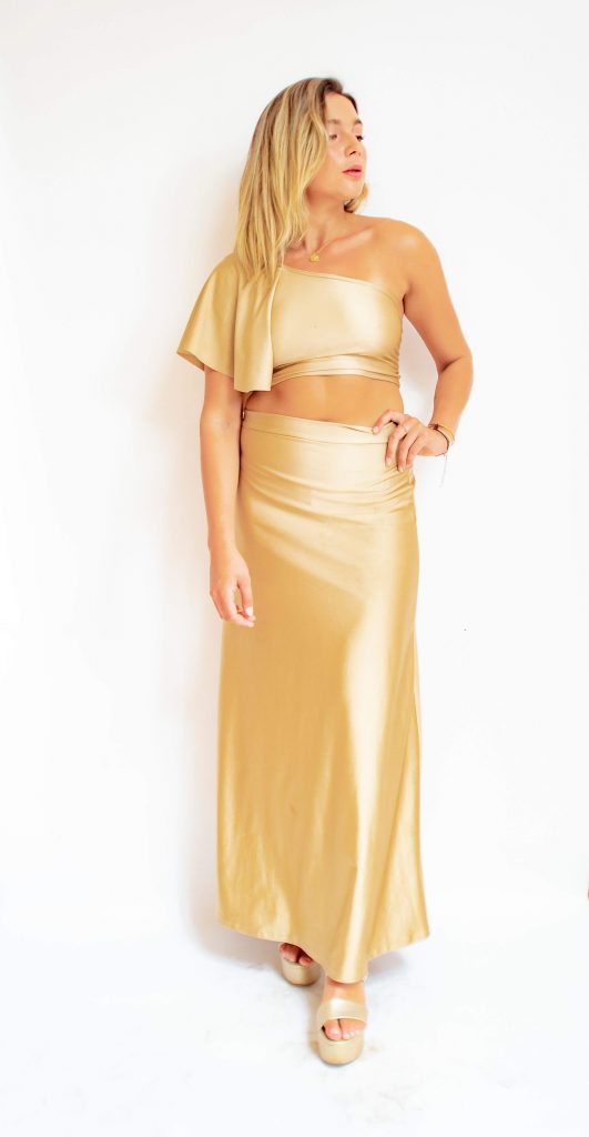 Arriendo de Conjunto dorado crop top un hombre y pollera - Chic Dress ...