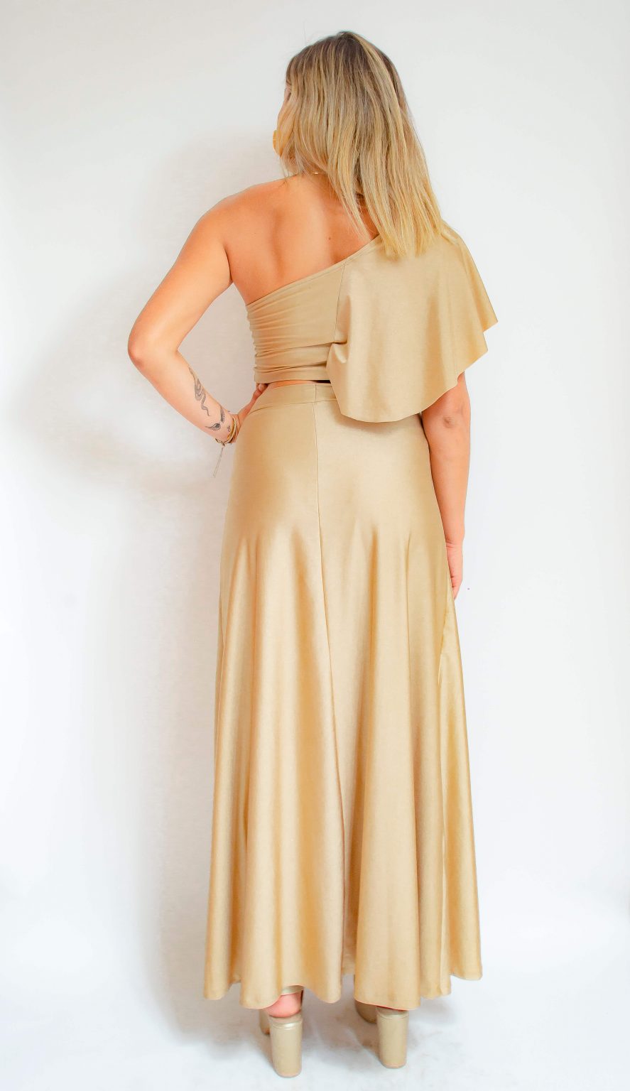 Arriendo de Conjunto dorado crop top un hombre y pollera - Chic Dress ...